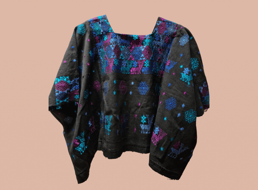 Huipil cuello de venados fondo negro