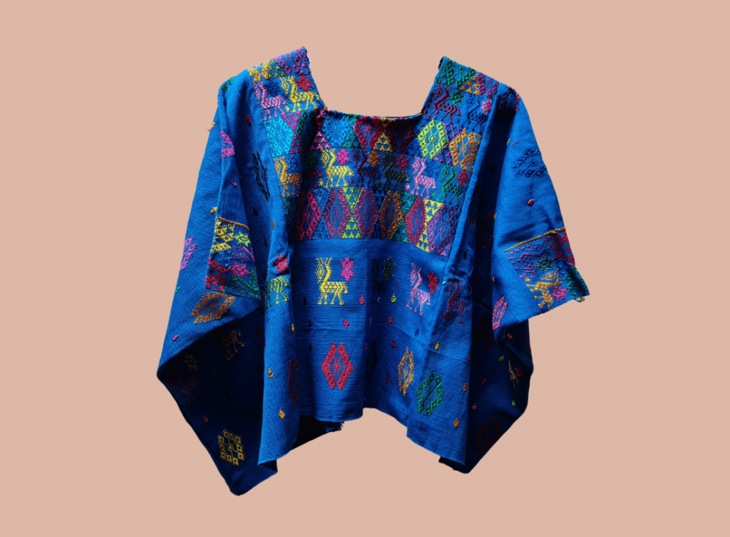 Huipil cuello de venados fondo azul