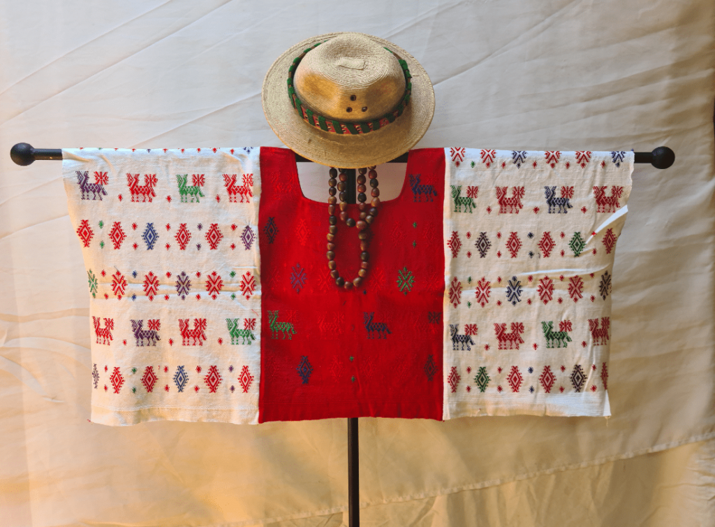 Huipil de Tamahú, rojo con mangas blancas